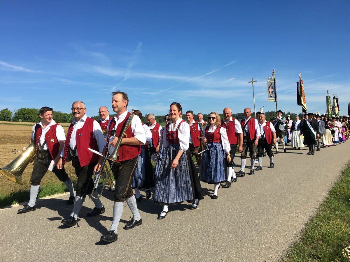 Das rote Leible und die »erfundenen Traditionen« | zwiefach